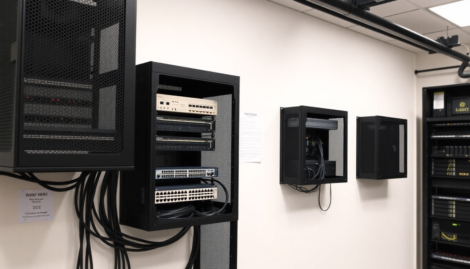 Cómo elegir un rack de TI – SysRacks.com